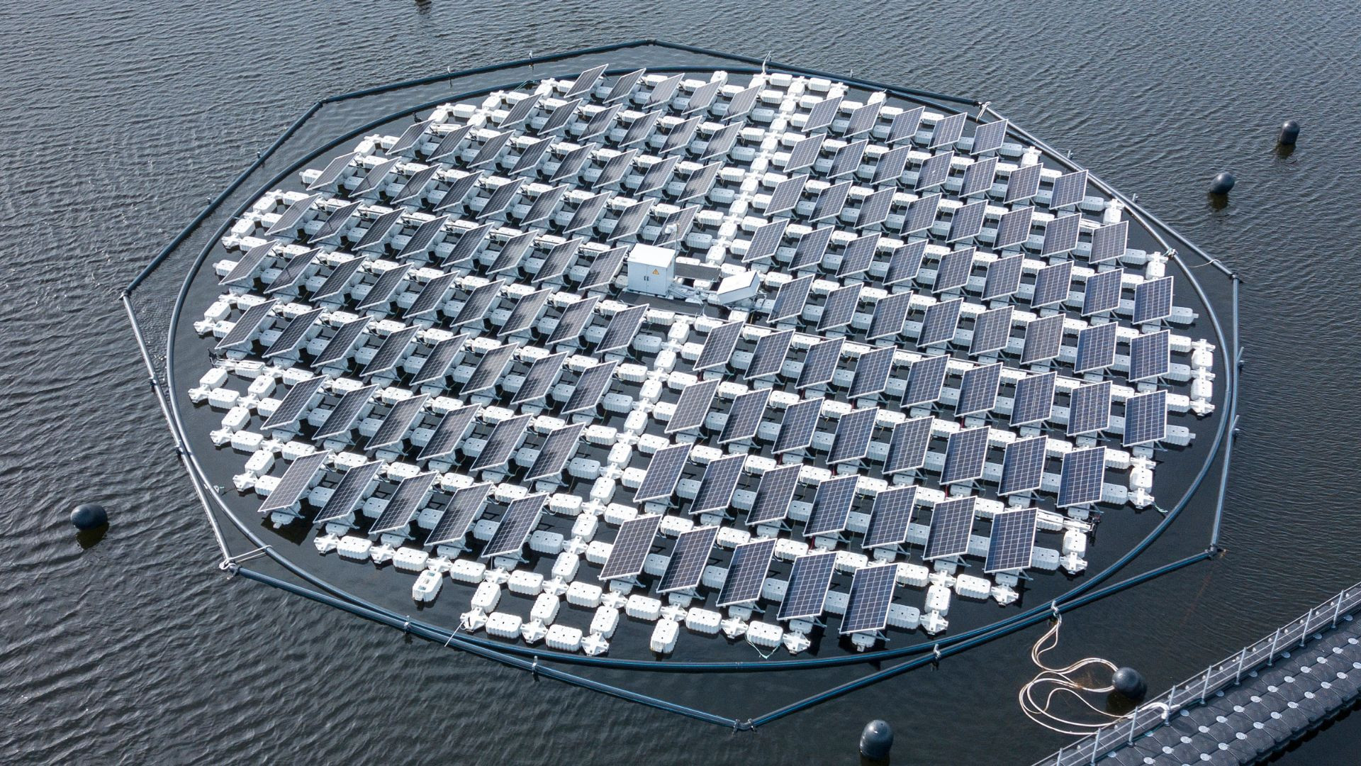 A Portuguese company's innovative floating solar panels stalk the Sun's ...