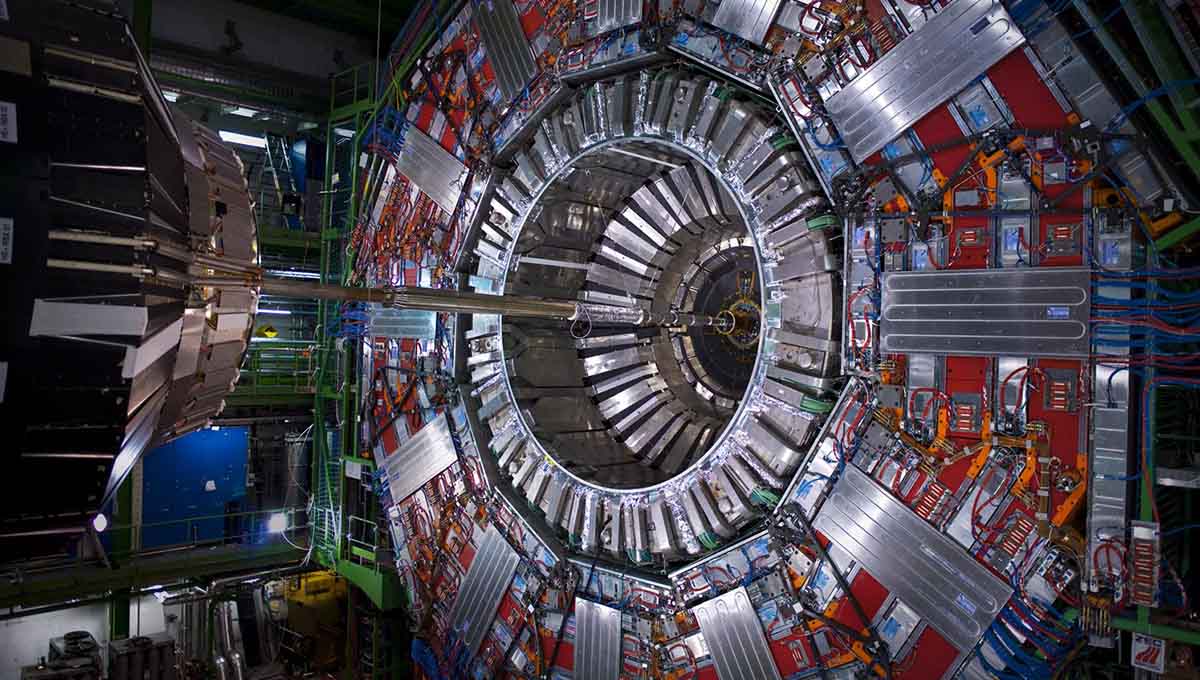 Particles Containing 5 Quarks Discovered at the Large Hadron Collider