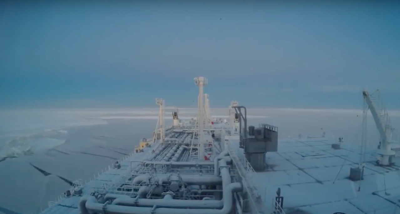 LNG Tanker Crosses Arctic in Winter Without an Ice Breaker For the ...