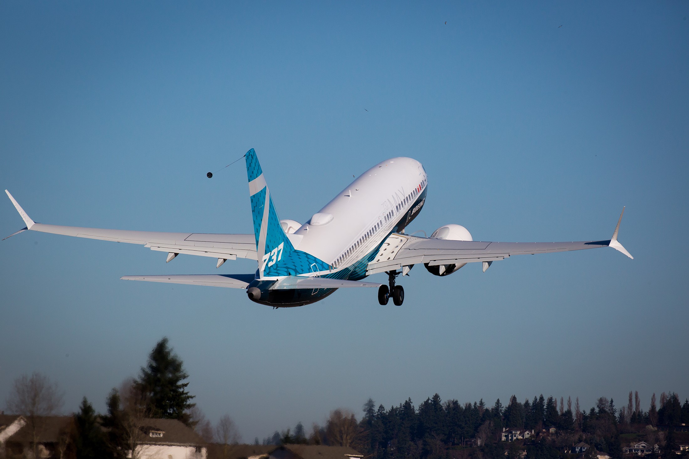 Boeing 737 Jet Performs an Impossible Near-vertical Takeoff