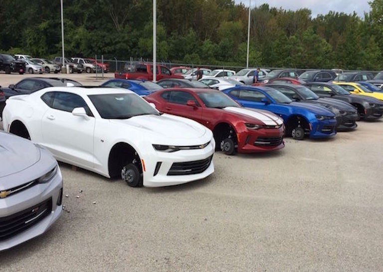 Professional Thieves Steal All the Wheels Off of Cars in Texas Dealership
