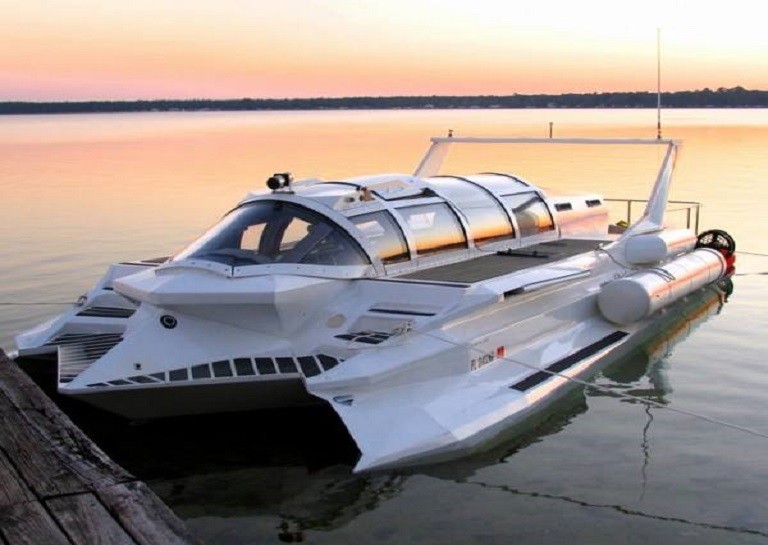 This Impressive Seagoing Vessel Is Both a Speed Boat and a Submarine