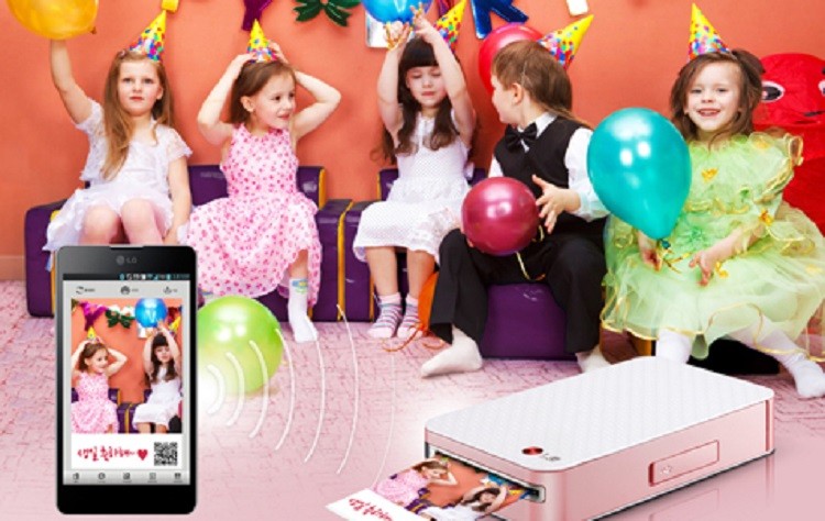 The LG Pocket Printer Makes Prints on the Go