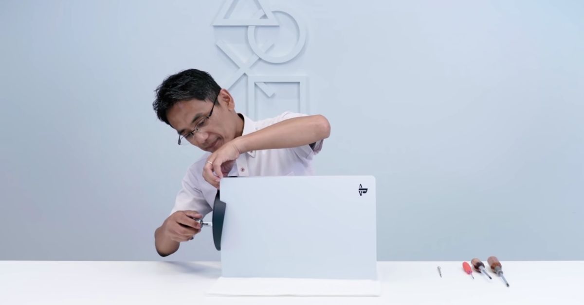 A Close Look at the PS5 - Breaking Down the Console | IE