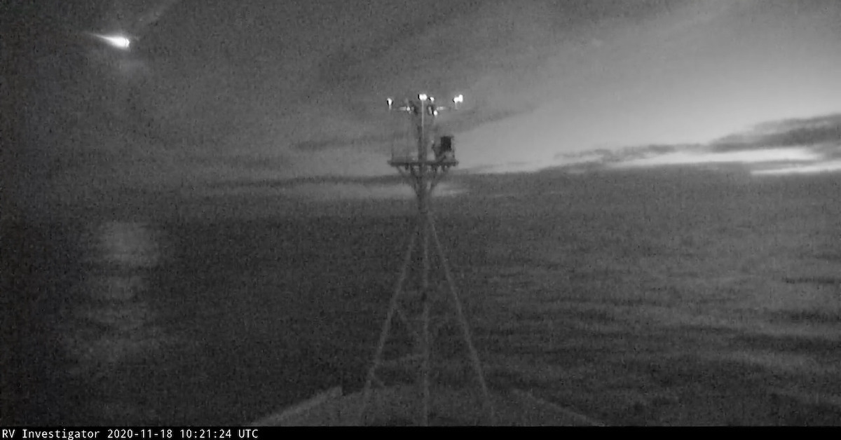 Live Footage Shows Bright Meteor Breaking Up Over Tasmania | IE