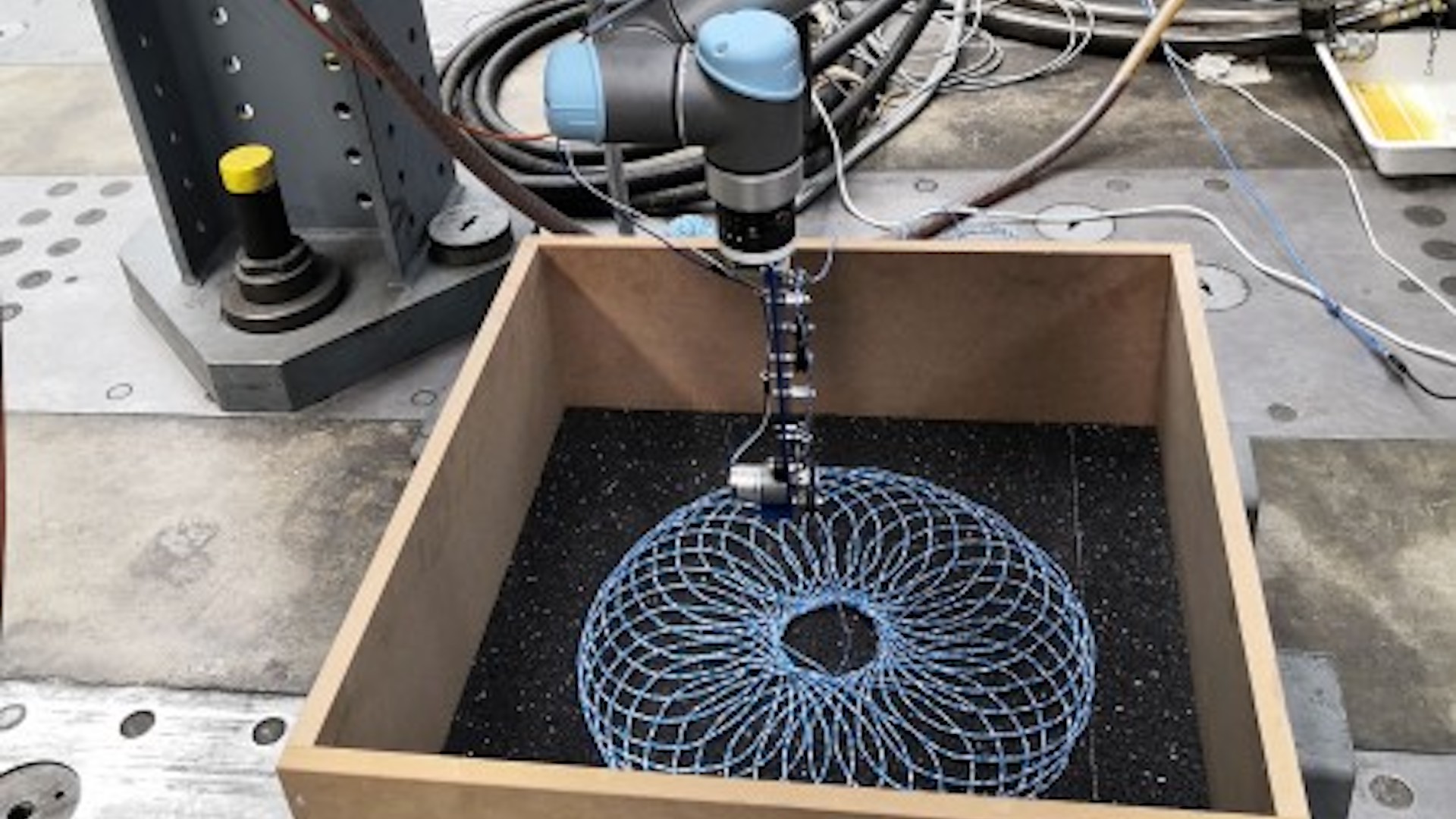 Robotic Arms Build Roads by Binding Asphalt with Strings | IE