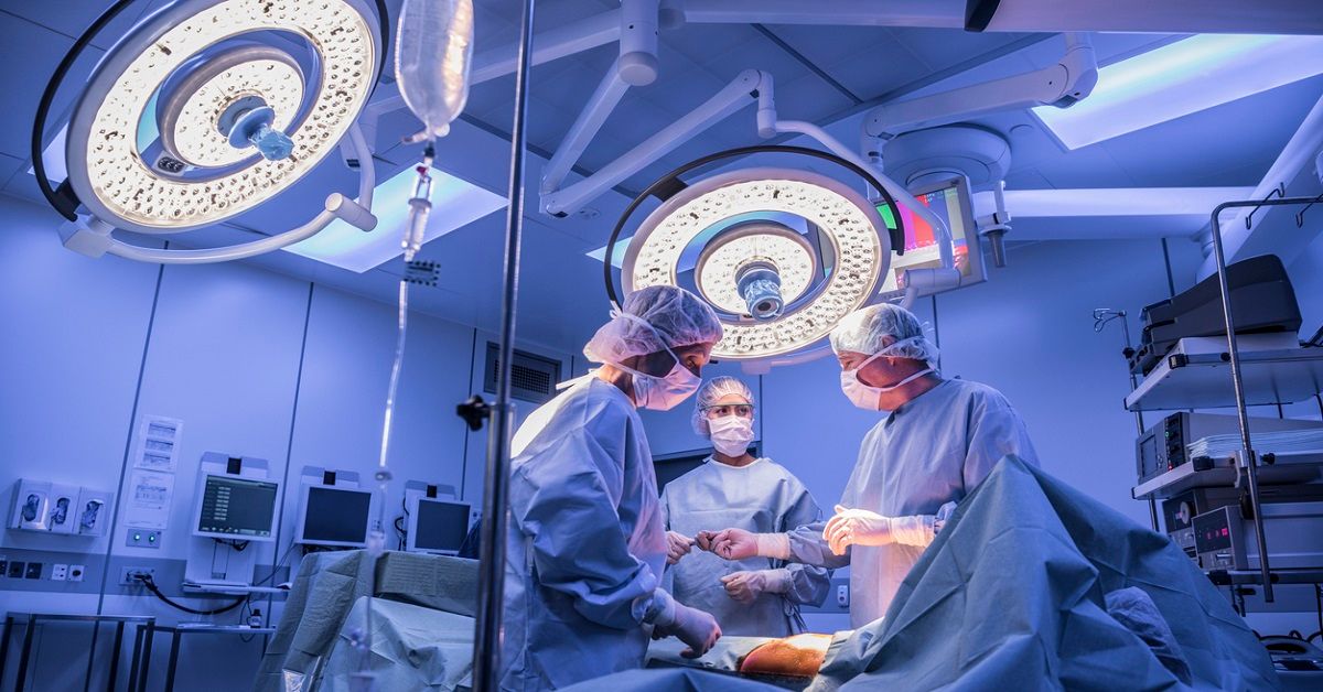 Doctors Remove Cancerous Lung from a Patient, Clean It, and Put It Back ...