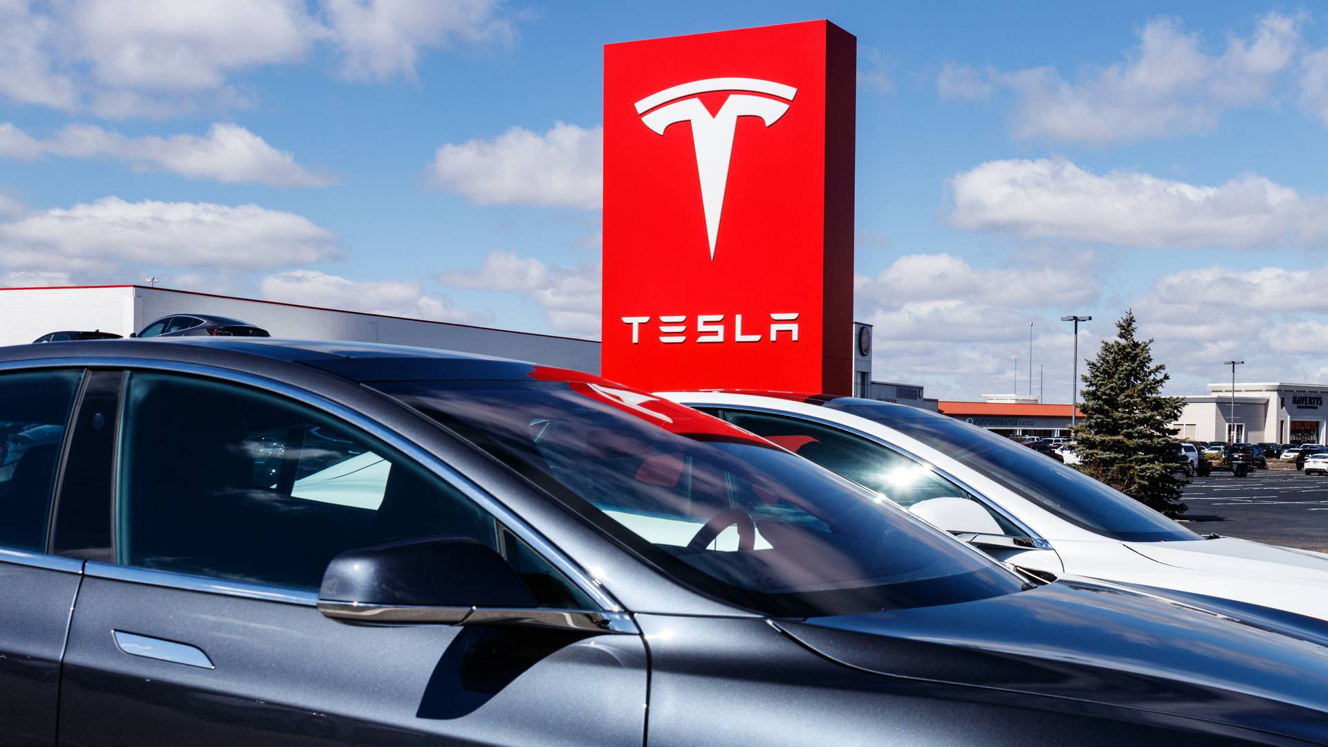Man Charged With Attempting to Extort Tesla Pleads Guilty | IE