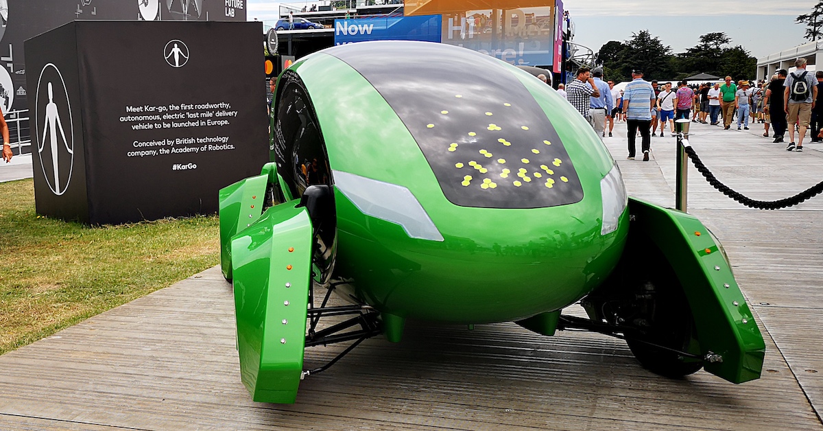Autonomous Green Robot Cars Deliver Medicine Around London | IE