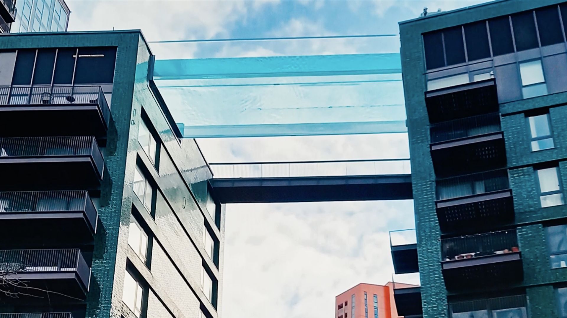 World's First 'Floating' Pool Links Two Buildings Up in the Air | IE