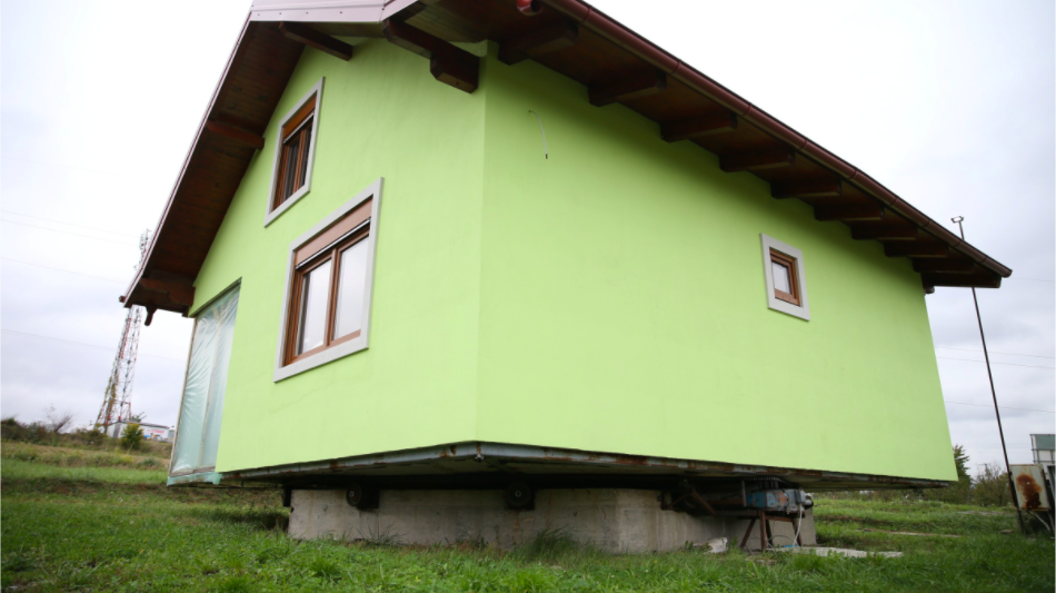 Inventor Built Rotating House for His Wife to Have Better Views