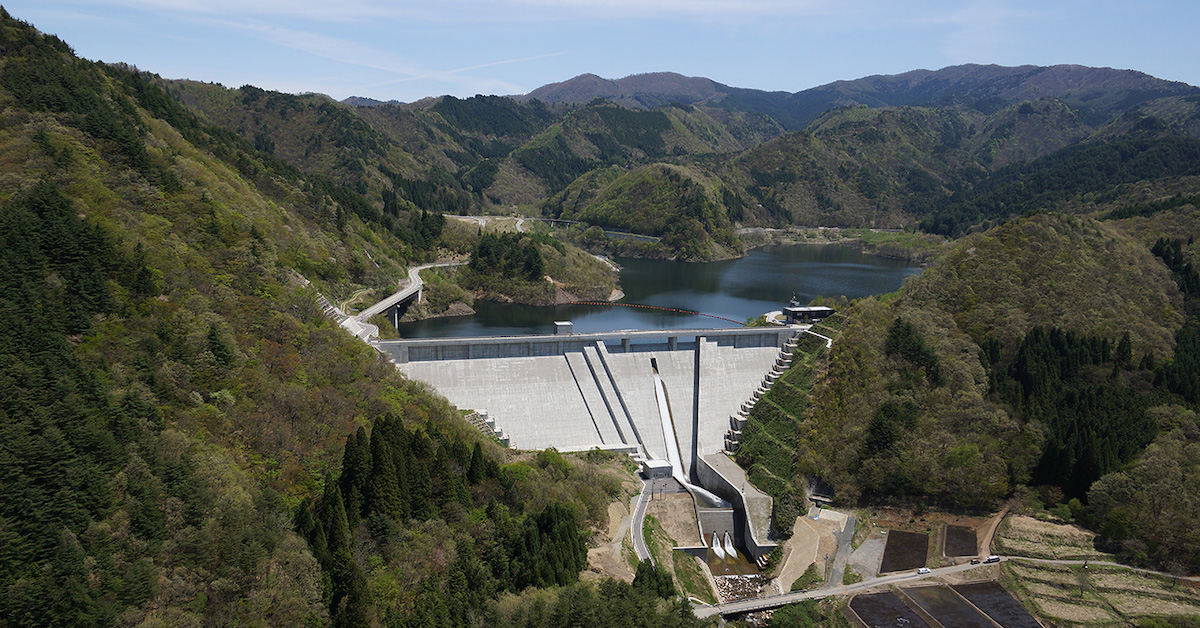 Japanese Company Employs Robots to Build Huge Dam