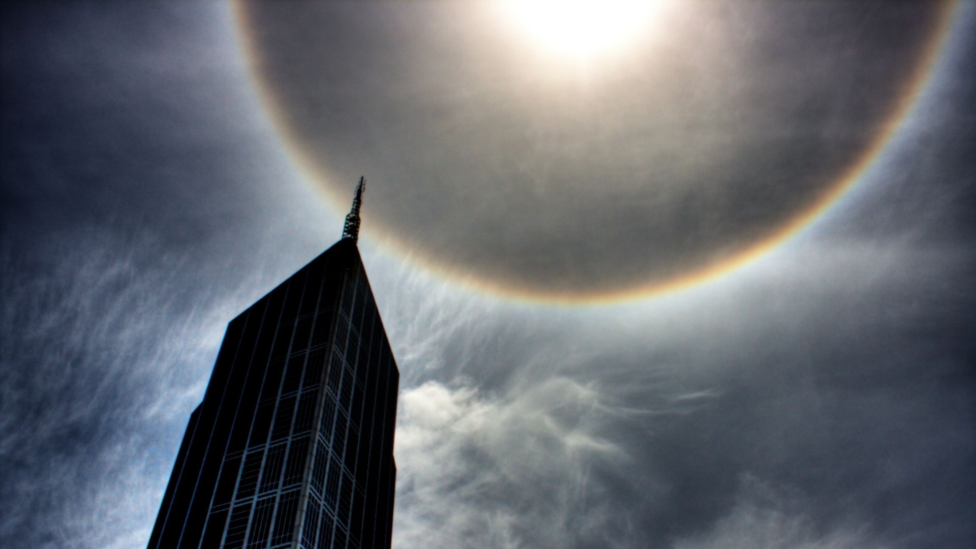 Strangest Atmospheric Phenomena: Moon Halos to Green Flashes | IE