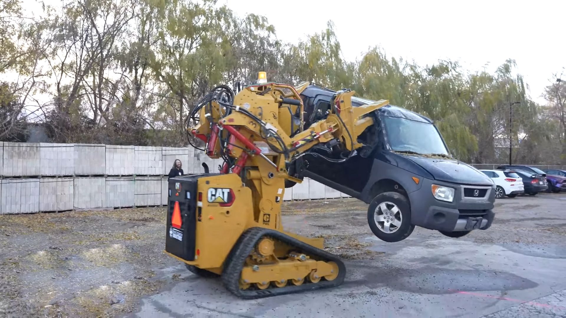 Watch Mechanics Destroy an SUV With the Power Loader From Aliens