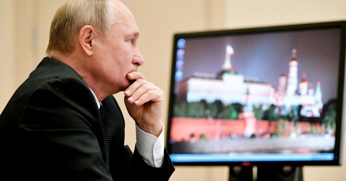 Putin Still Uses Windows XP, and Looks like He Gives No Damn