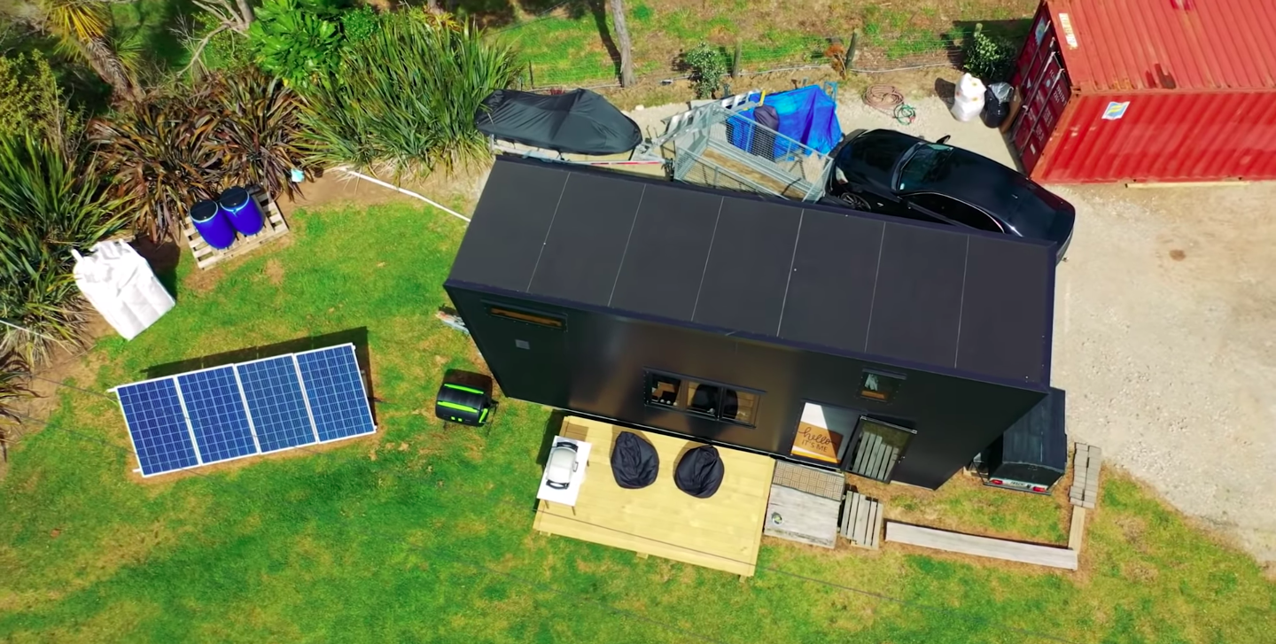 Mini House in New Zealand is Powered by Solar Panels | IE